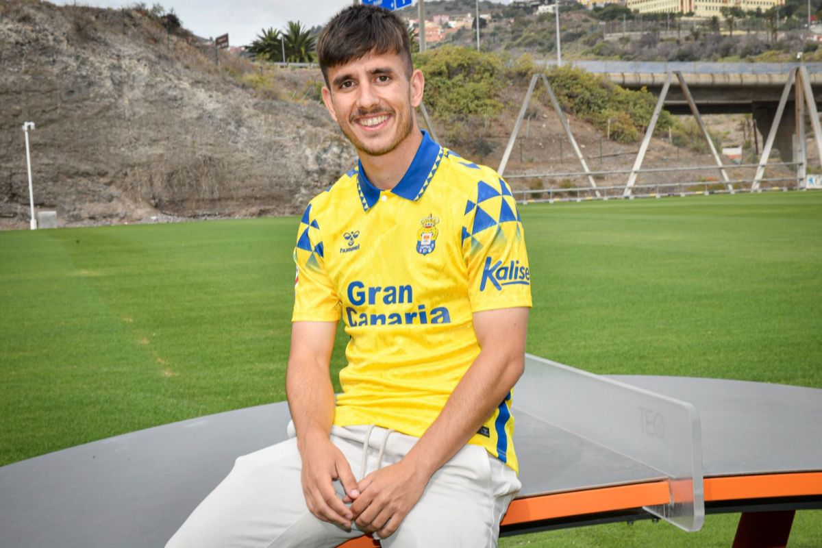 Manu Fuster, que firma 4 años, ya luce su camiseta de pintaderas ...