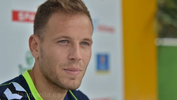 Classify Spanish footballer Daniel Castellano